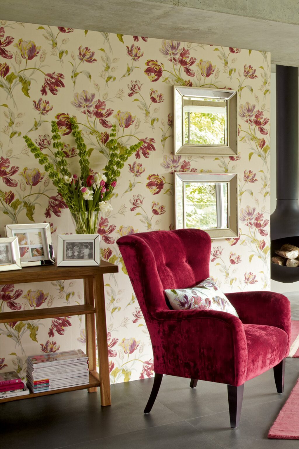 Floral tapet med tulipaner i tranebærrødt - Laura Ashley