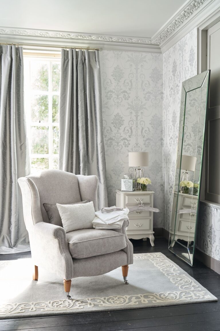 Tapet, Josette, damaskmønster i sølv metallisk på hvit bunn - Laura Ashley