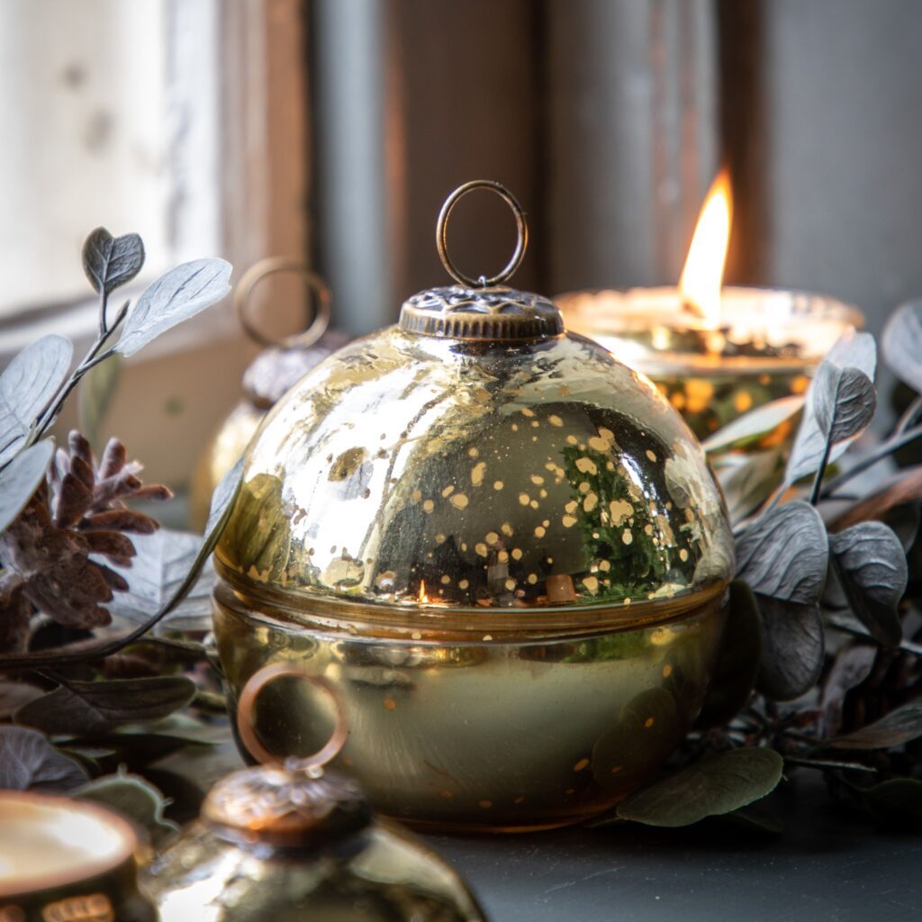 Dekorativ gull julekule i glass med stearinlys. - Laura Ashley