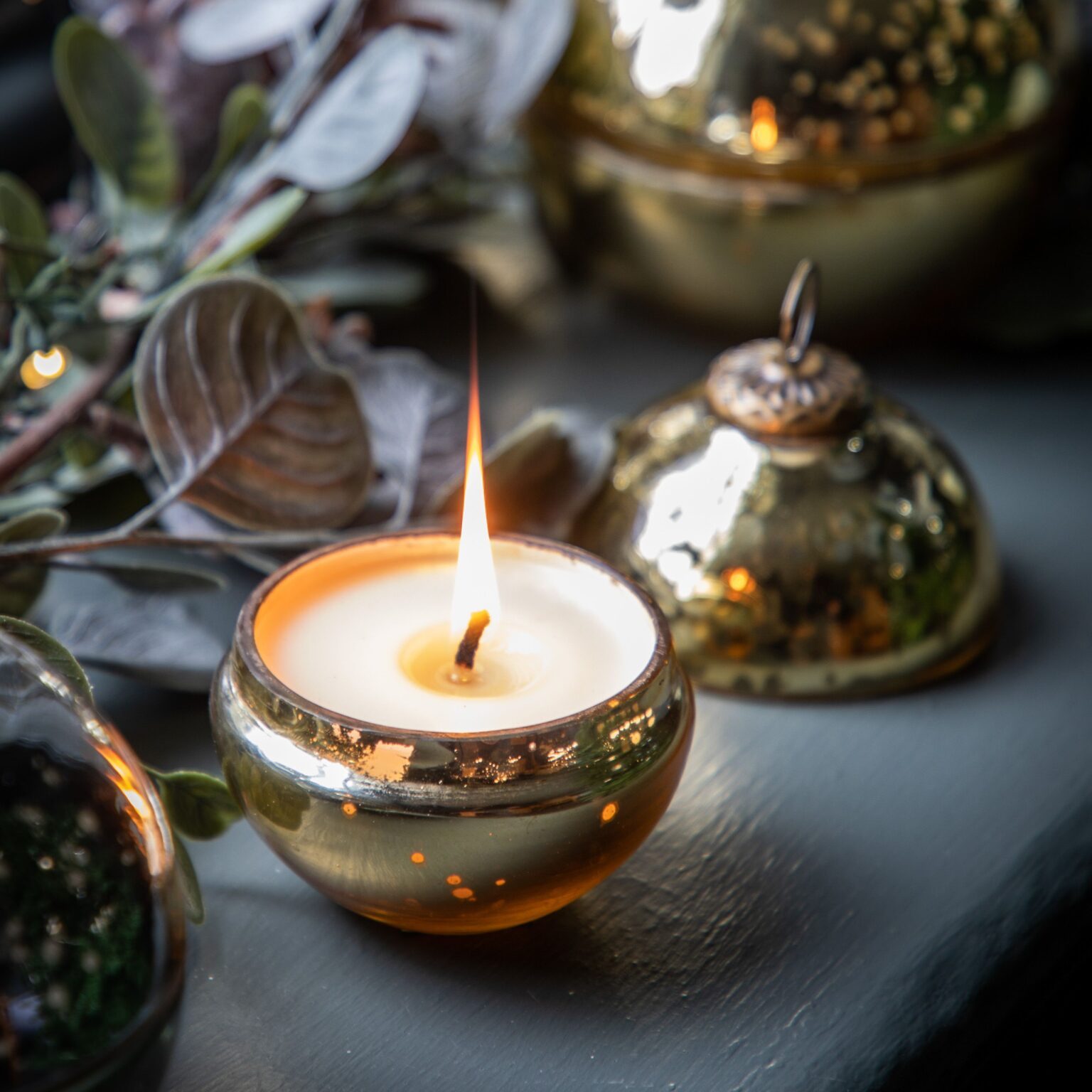 Sett med 2 dekorativ gull julekuler i glass med stearinlys - Laura Ashley